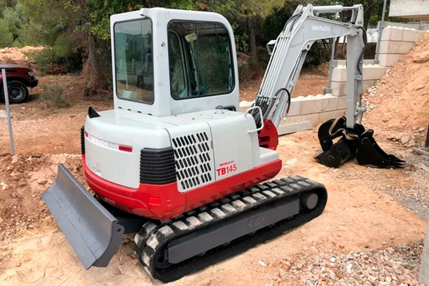 Mini Excavadora Giratoria Takeuchi - Excavaciones Girona
